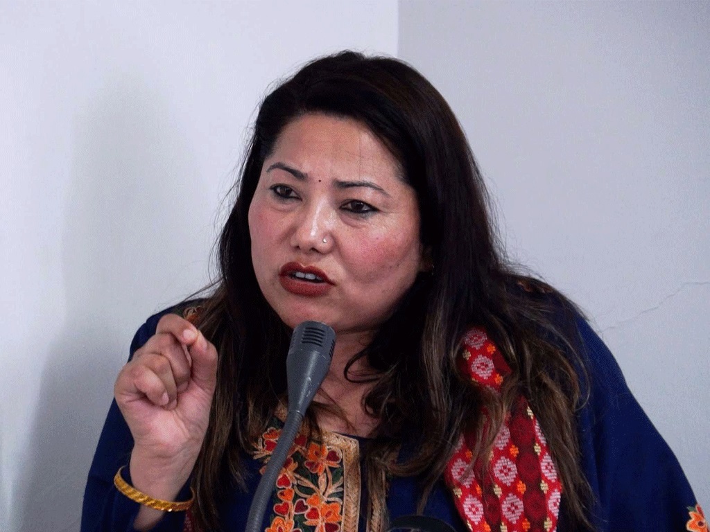 सिनो बोकेर हिँड्न सकिँदैन, अध्यक्ष फेरौं : रामकुमारी झाक्री « Globe Nepal