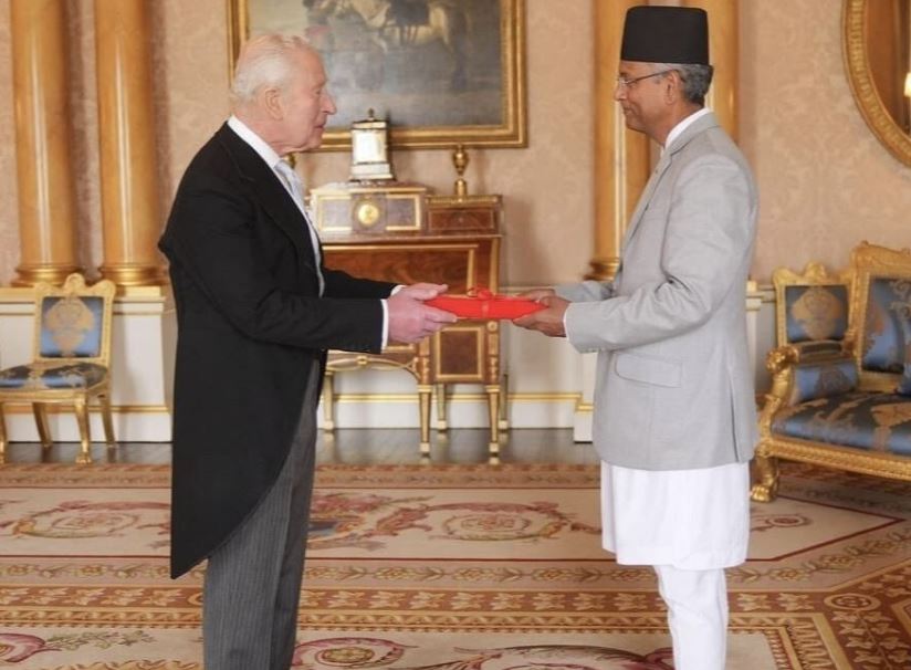 राजदूत घिमिरेद्वारा राजा चार्ल्ससमक्ष ओहोदाको प्रमाणपत्र प्रस्तुत ...